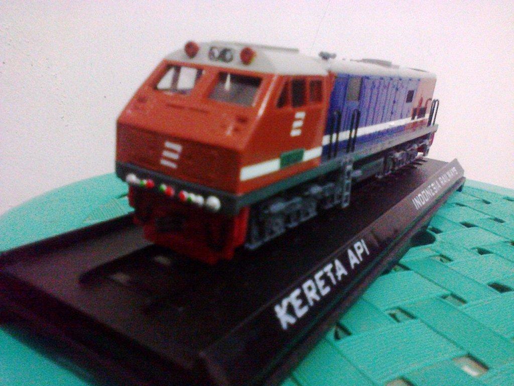 Miniatur Lokomotif CC 201 hidung miring merah biru Skala 1:87 (Agung ...