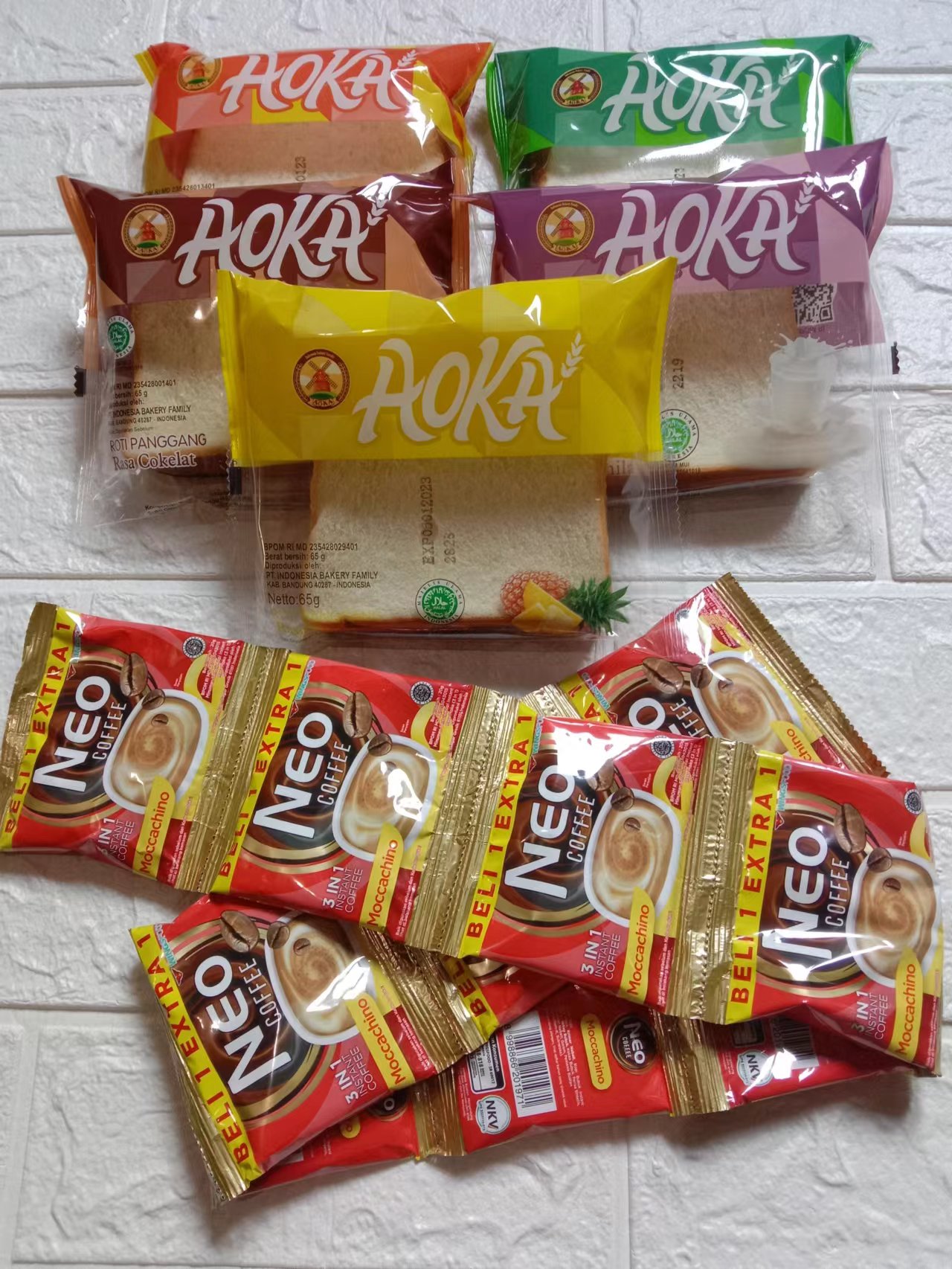 Roti AOKA 5-pcs varian rasa mix + Neo caffe 10 sachet ( paket ) exp.04 ...