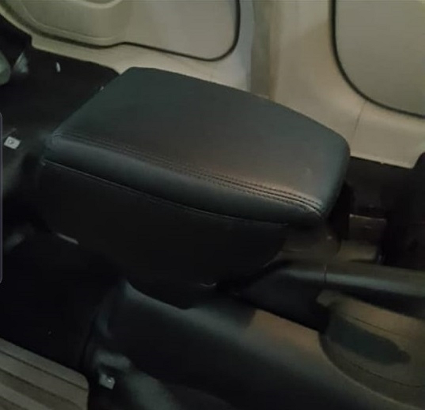 Armrest Box USB port - Consule - Console Box Mobil BRV Brio Mobilio ...