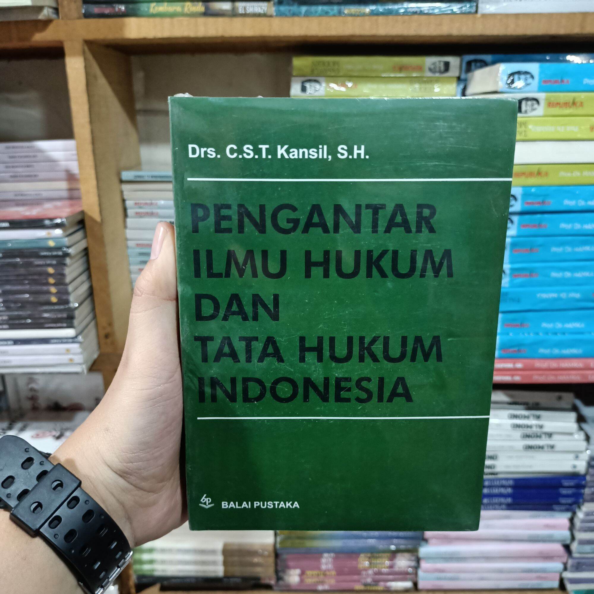 Buku PENGANTAR ILMU HUKUM DAN TATA HUKUM DI INDONESIA - Cst Kansil | Lazada Indonesia