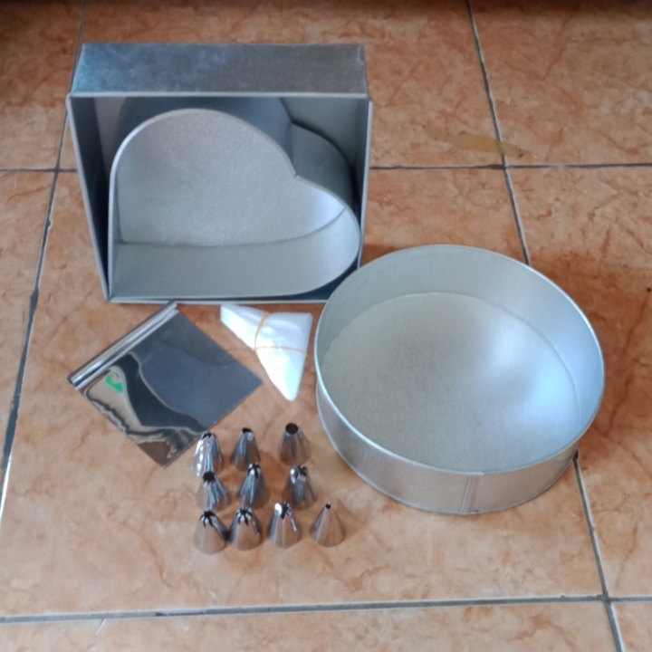 3 macam loyang + 10 spuit dan 10 lembar platik segitiga dan scper kotak ...