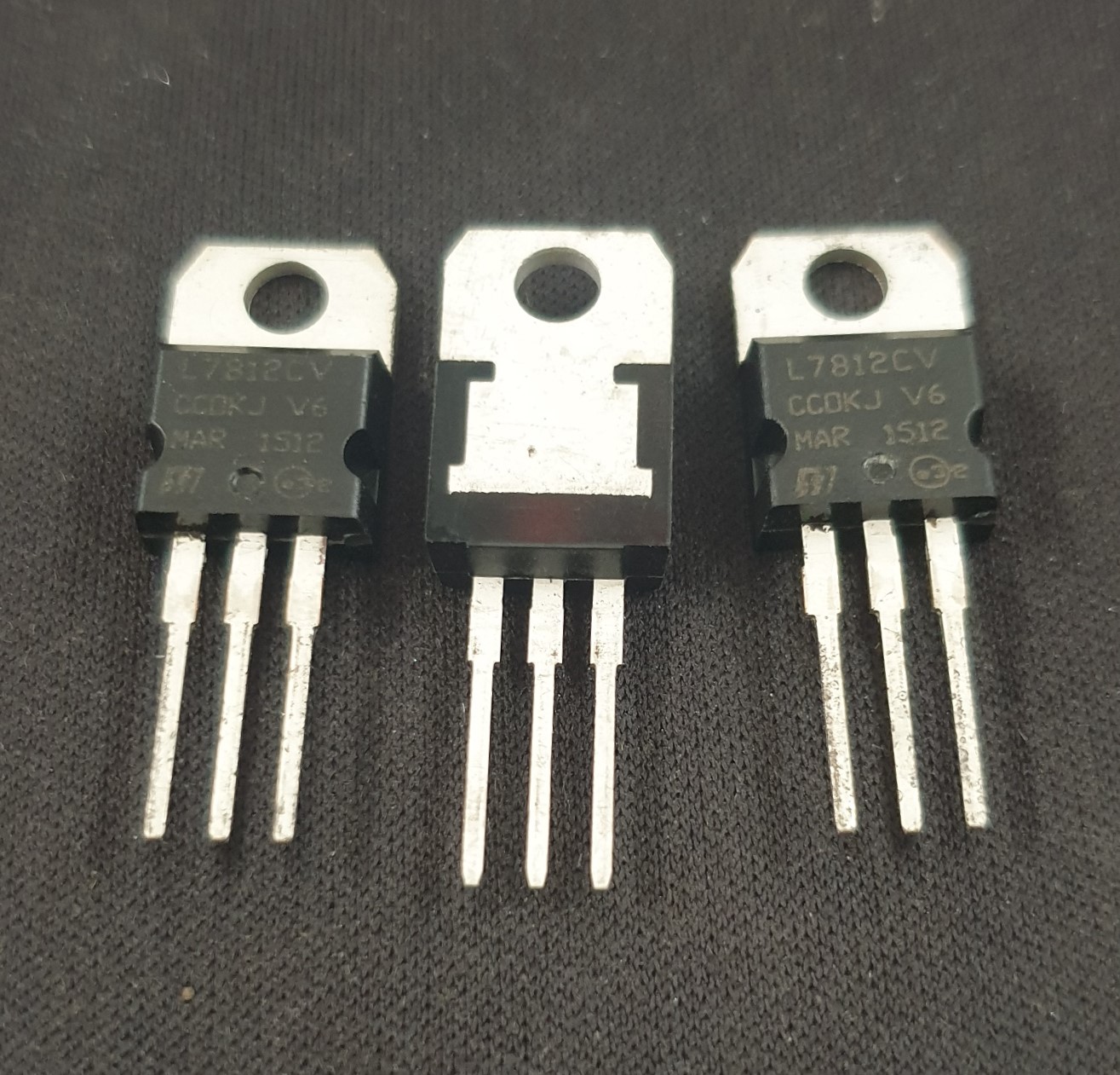 IC L7812CV 7812 CV Standard Regulator Positif 12V 1.5A 3-Pin | Lazada ...