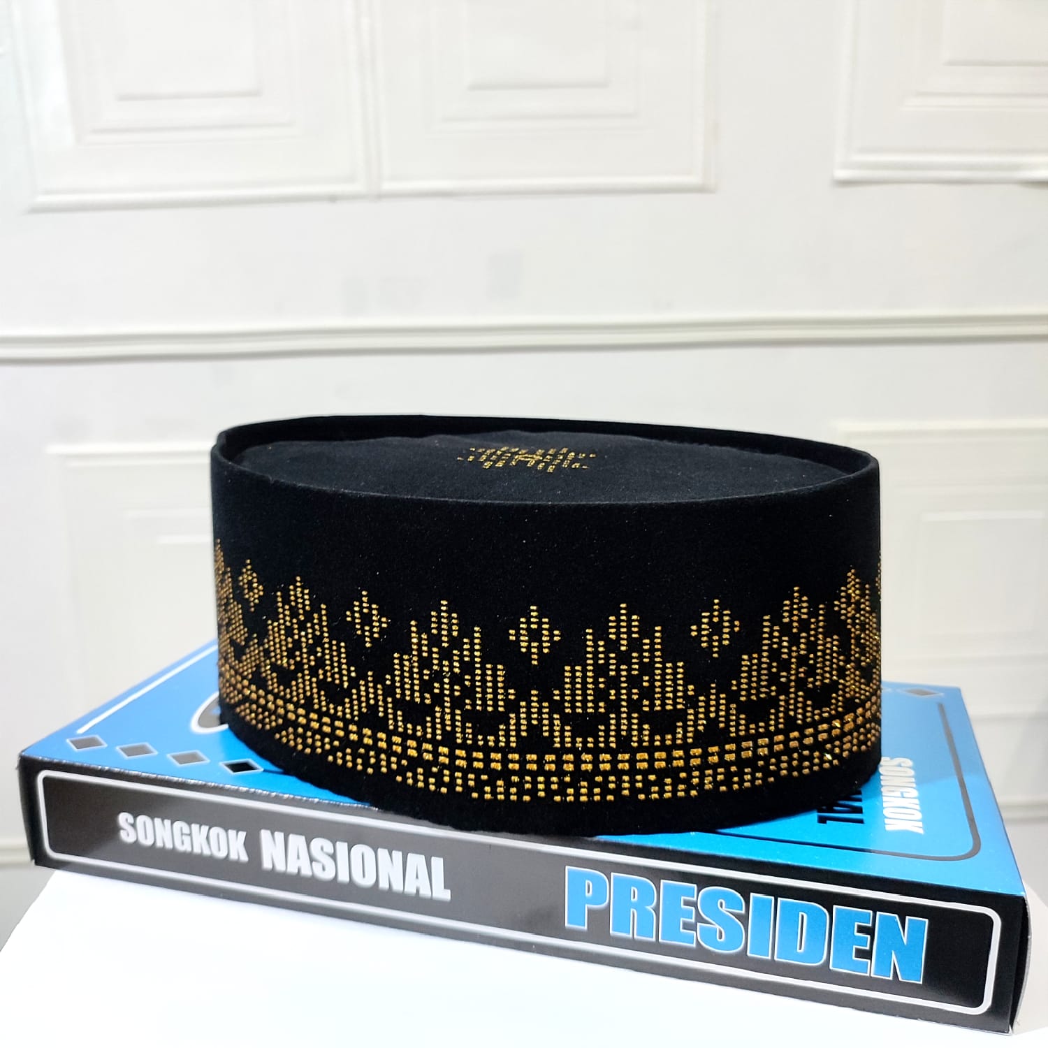 PECI SONGKOK KOPIAH HITAM MOTIF BATIK KUNING GOLD TINGGI 9CM - PECI ...