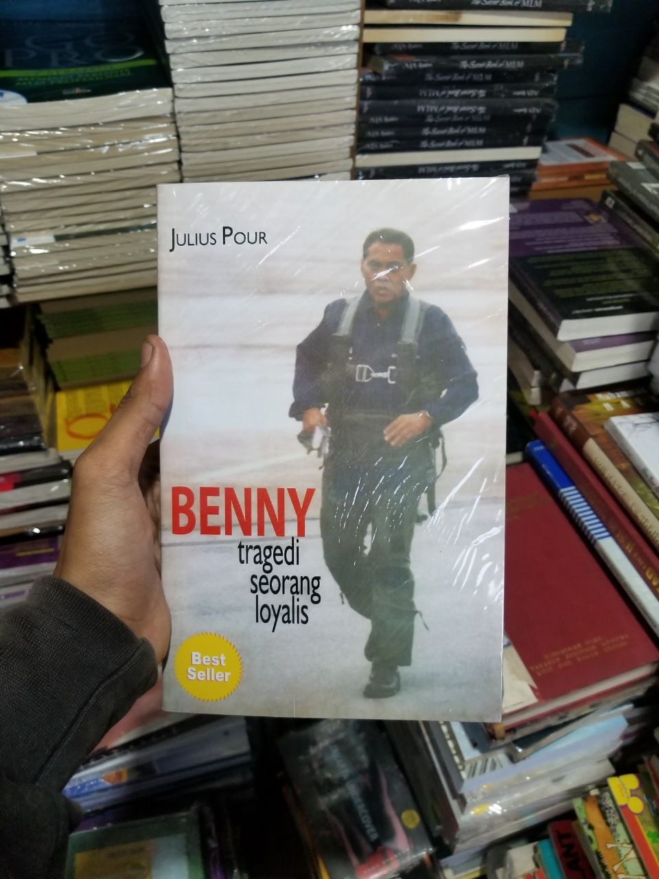 Buku BENNY TRAGEDI SEORANG LOYALIS By Julius Pour ORI SC | Lazada Indonesia