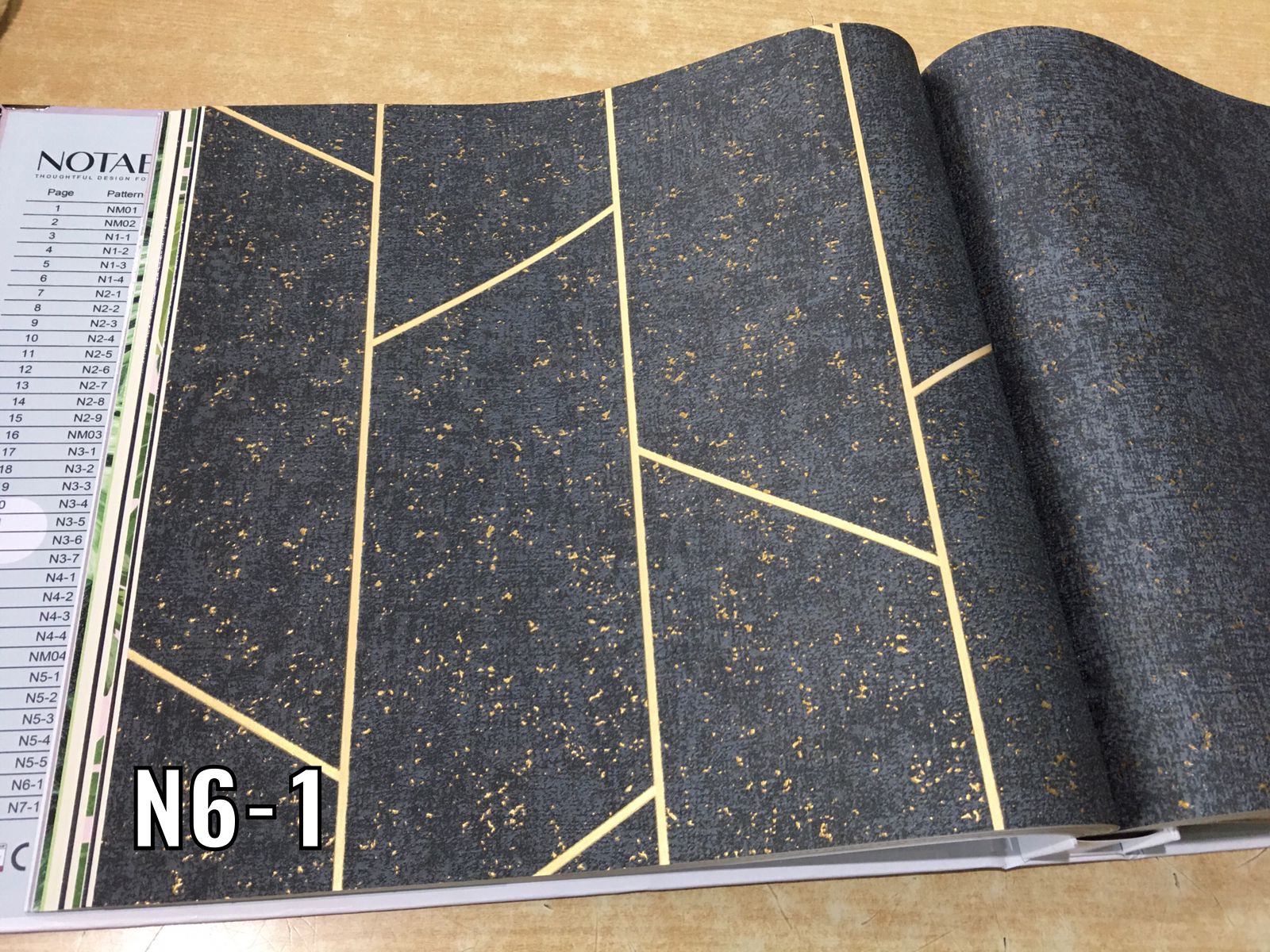 WALLPAPER DINDING GARIS LIST GOLD GEOMETRI KOTAK MINIMALIS NOTABENE ...