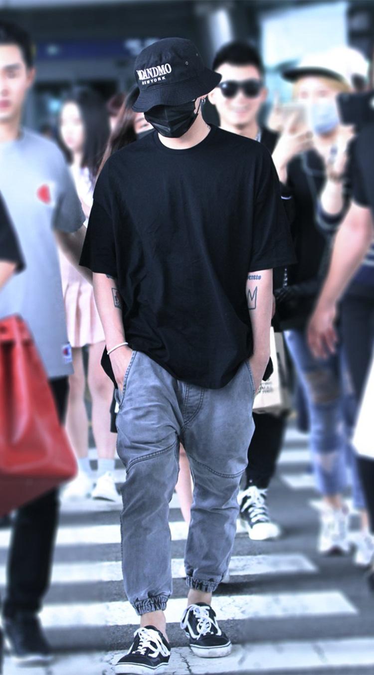 ขวา Zhi-Long GD แฟนชั่นสตรีทรุ่นเดียวกันสีดำแขนห้าส่วนหลวมชายและหญิง ...