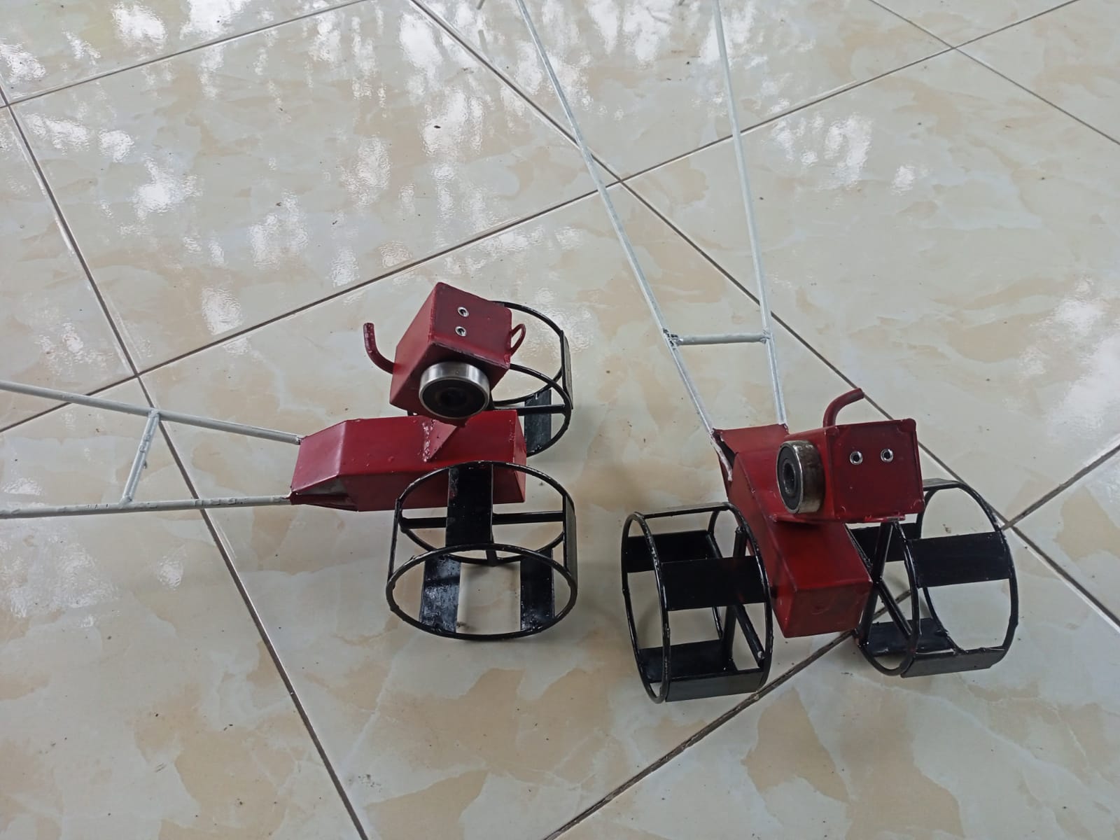 TRAKTOR MINI MAINAN ANAK TERBUAT DARI BESI-TRAKTOR BAJAK SAWAH-MELATIH ...