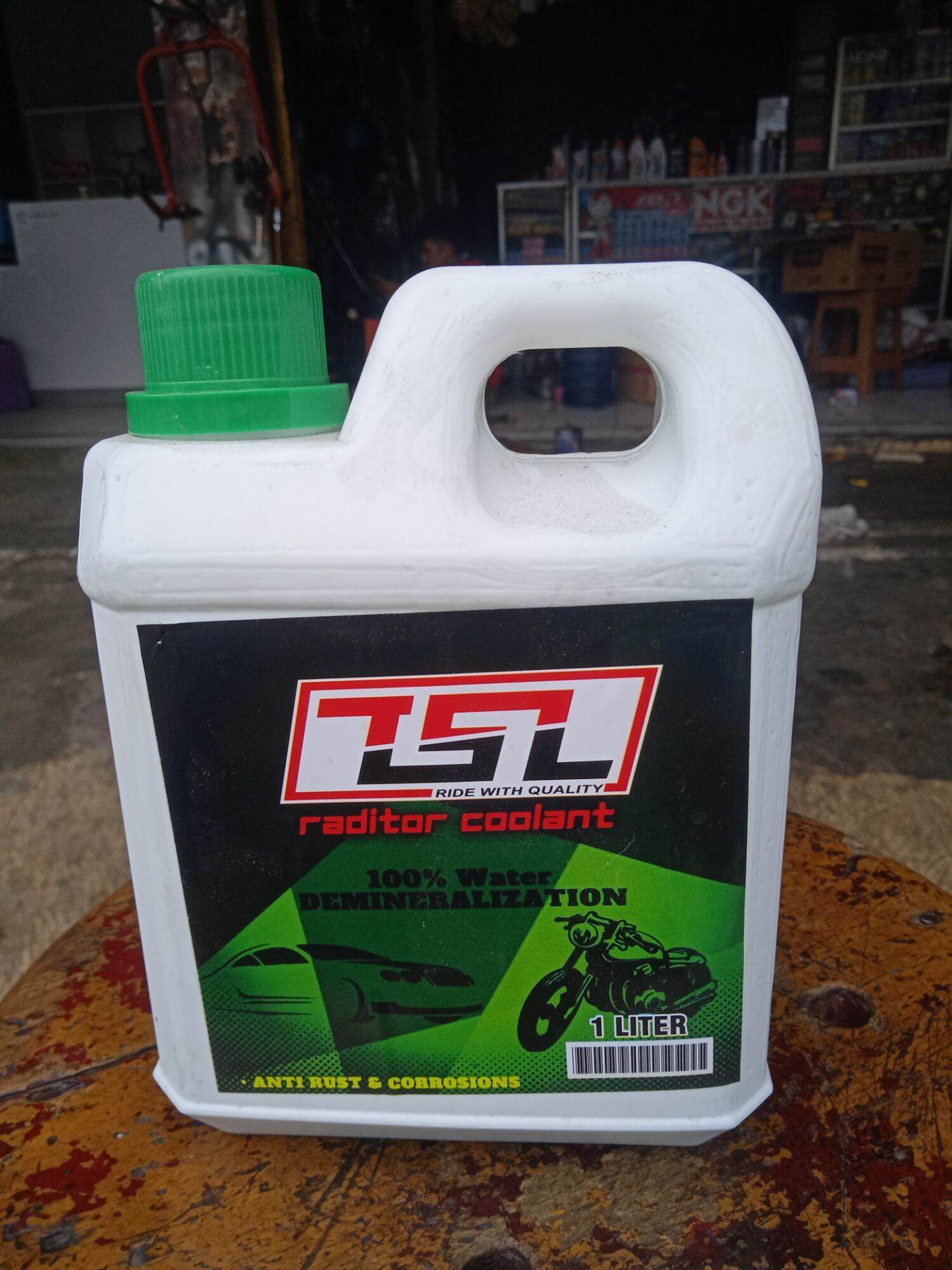 air radiator/colant 1 liter... bisa untuk semua jenis motor dan mobil ...