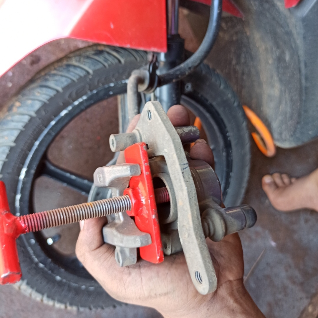 treker cakram alat penekan piston rem cakram motor..#treker# ...