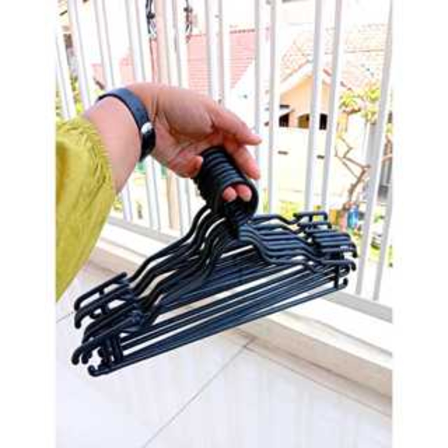 Hanger Harga Lusinan/Hanger Plastik Hitam Bulat/ Hanger Dewasa / Hanger ...