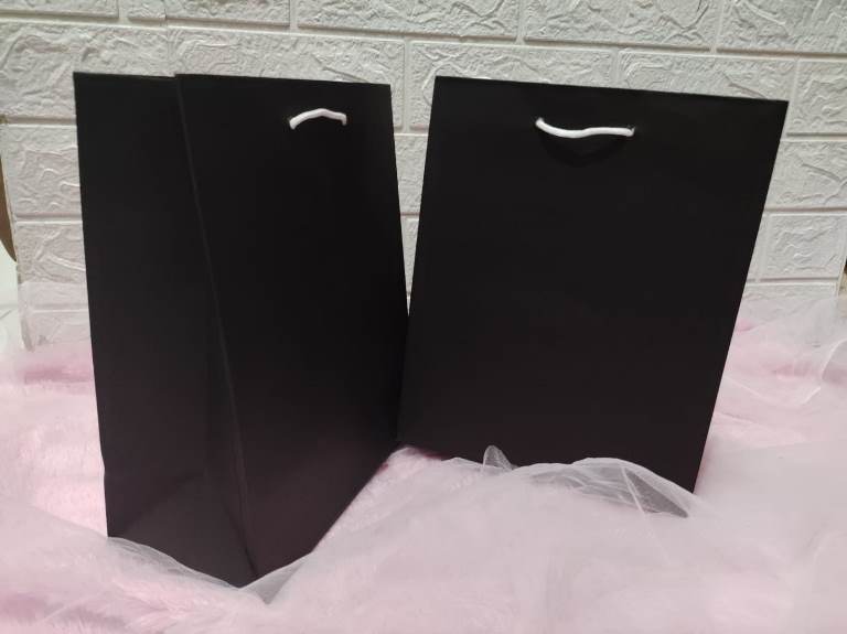 Paper bag hitam Tas Kertas Polos Hitam Ukuran 20x10x25 (20x25) | Lazada ...