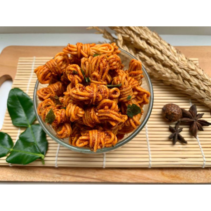 SNACK MIE GULUNG CRISPY ORIGINAL DAUN JERUK, PEDAS DAUN JERUK, DAN ...