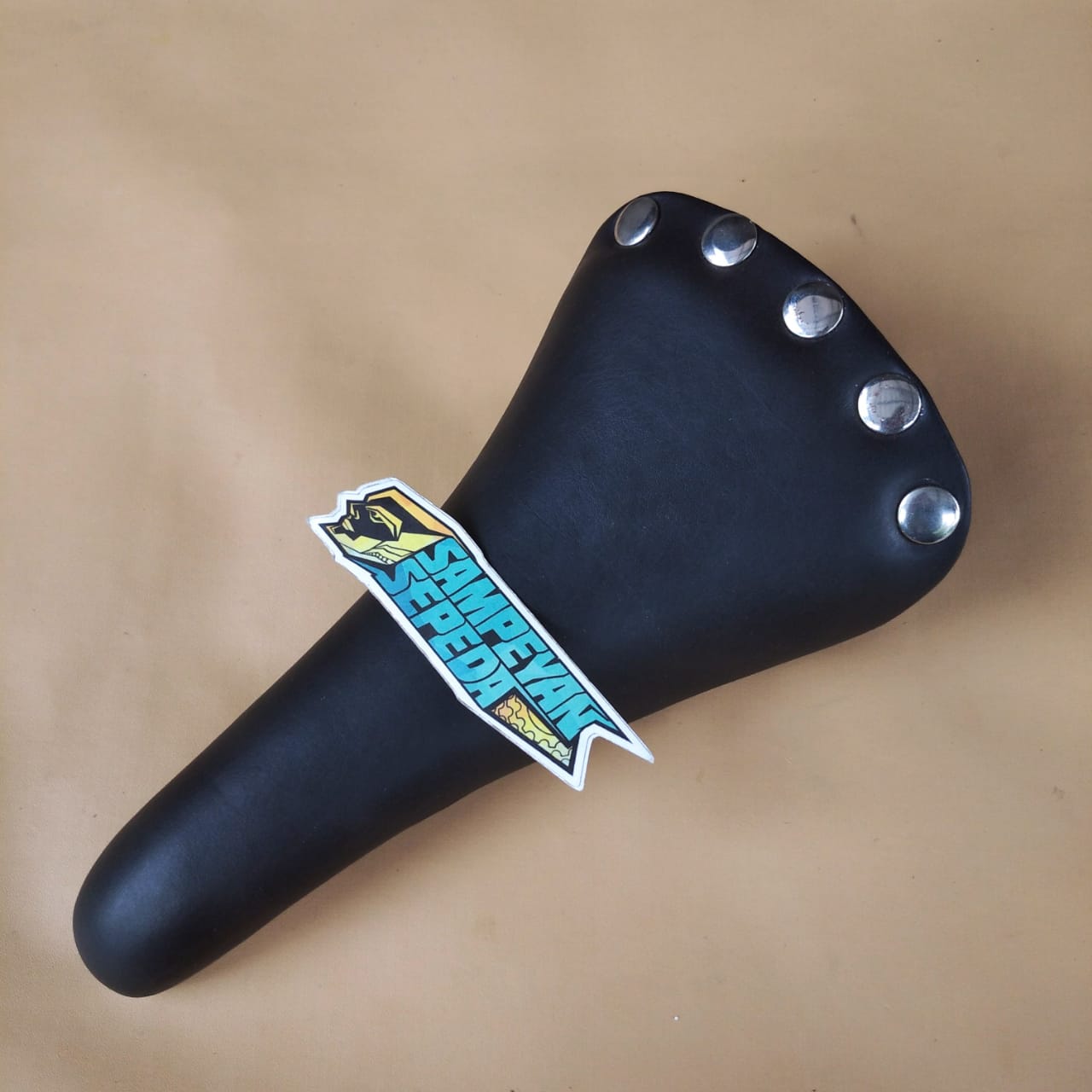 Sadel Kulit MTB Fixie Roadbike Paku Klasik Retro - Sadel Sepeda Vintage Hitam Polos | Lazada ...