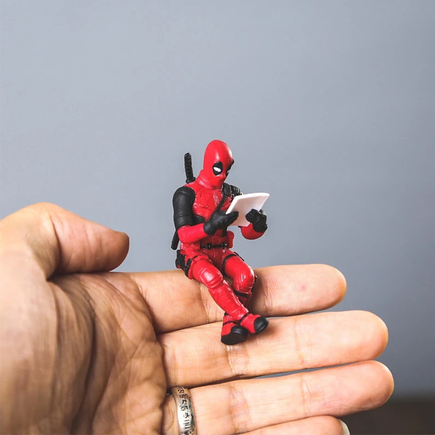 Deadpool duduk baca Sit reading deadpoolmini statue deadpool | Lazada ...