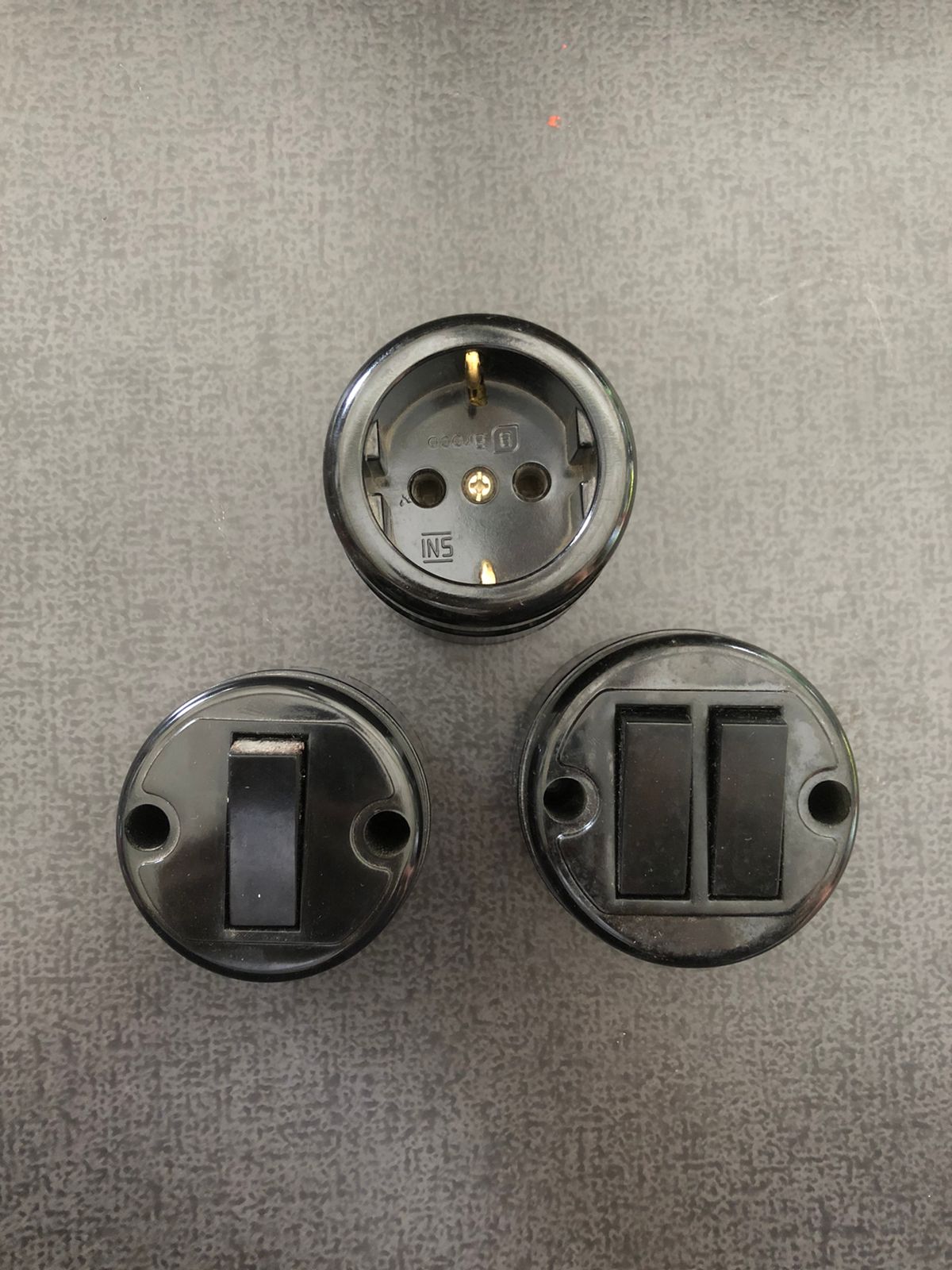 Saklar Stop Kontak Tunggal Ganda Engkel Seri Broco Out BOW Hitam ...