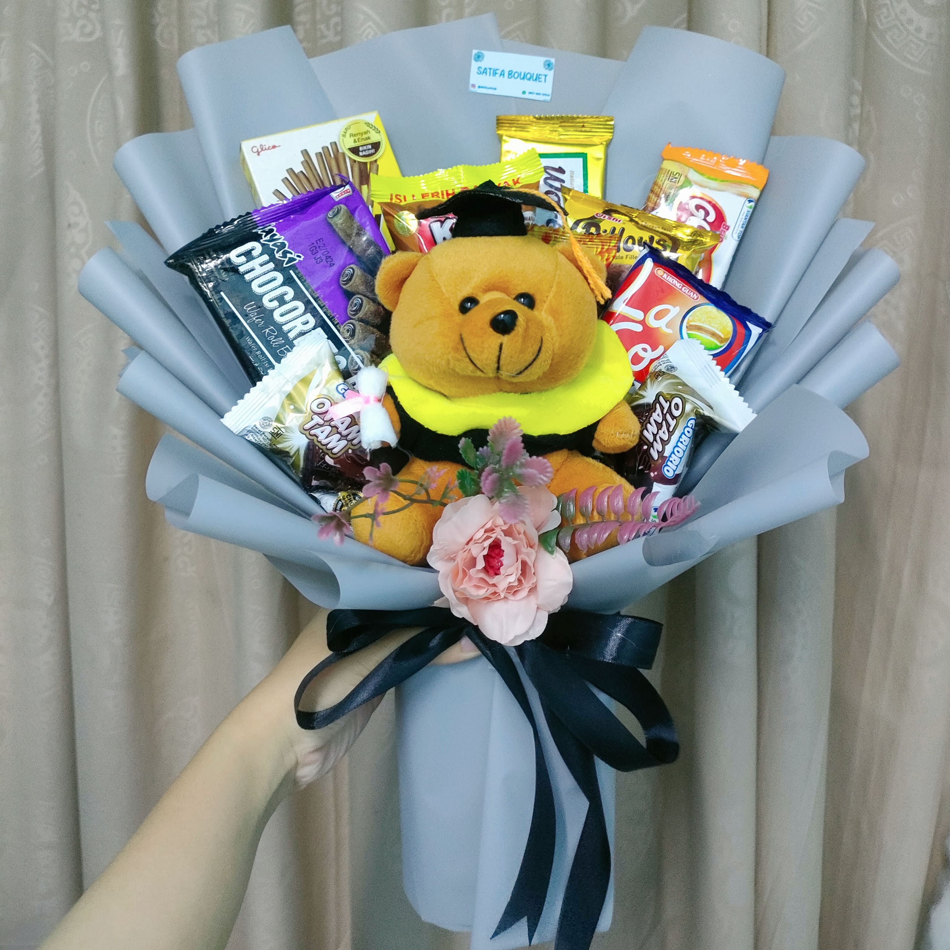 Bucket Snack Graduation | Buket Makanan Hadiah Wisuda Free Kartu Ucapan ...