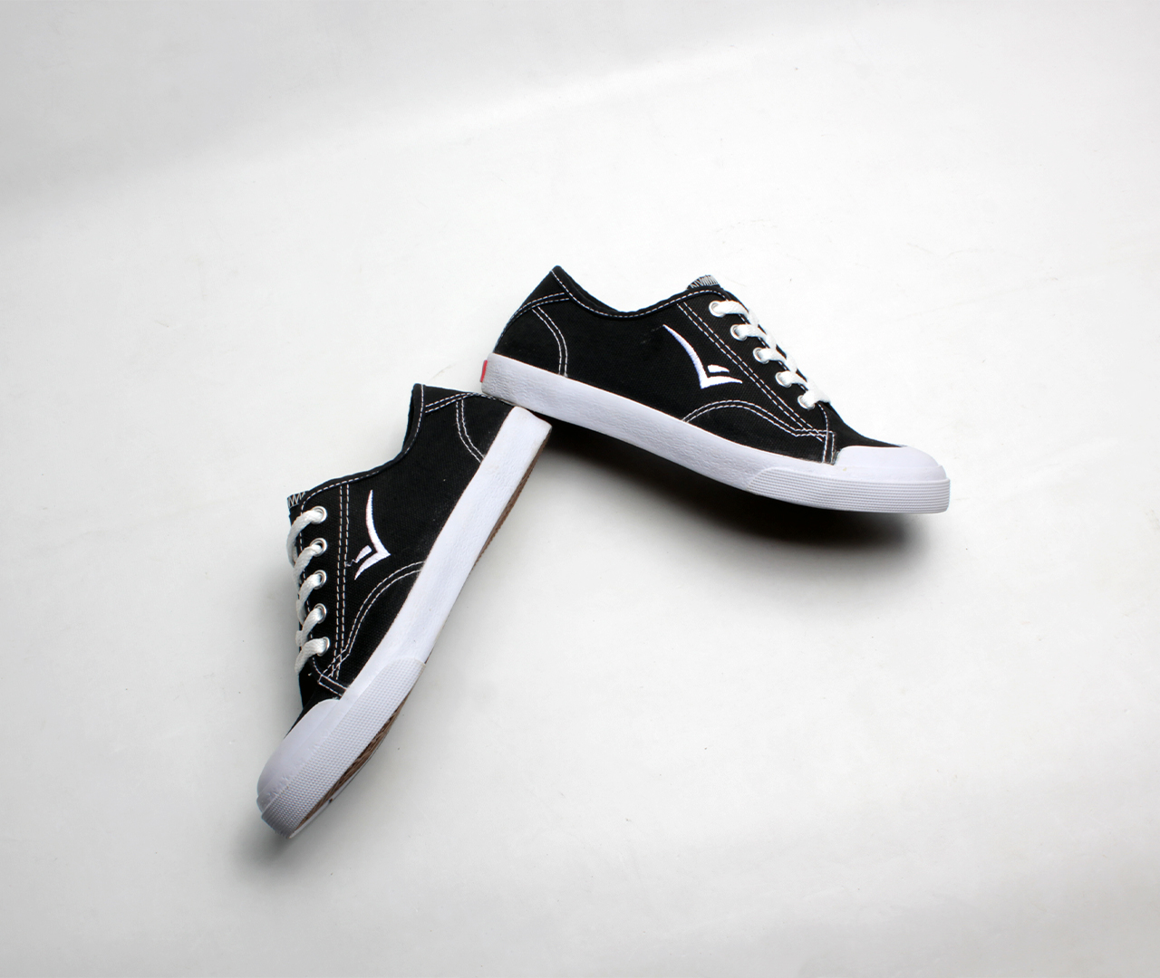 Sepatu Sneakers Wanita Vermillion - Jazz Lowcut Black White | Lazada ...