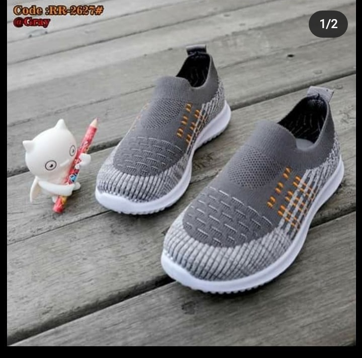 Sepatu Remaja Terkini, modis dan kasual 2022 mirip sepatu sneakers ...