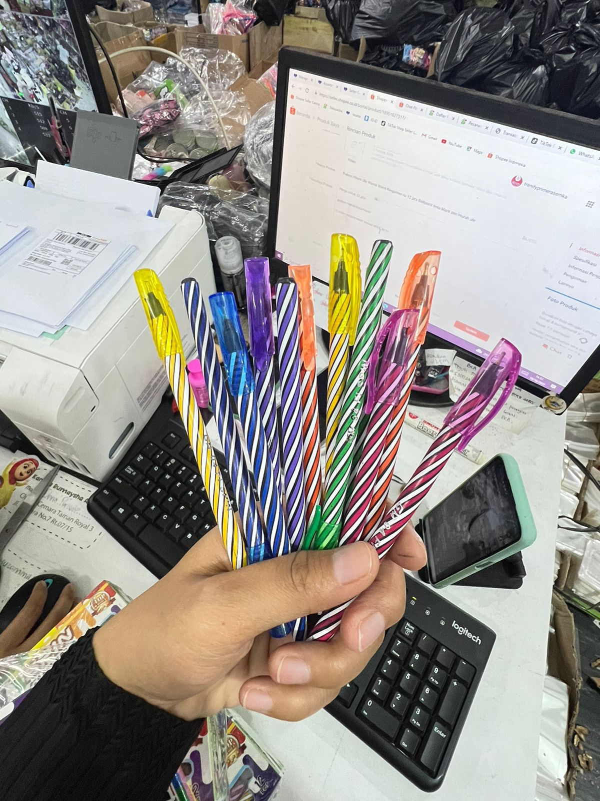 Pulpen Hitam Ulir Warna Warni Kingsman/GM isi 12 pcs Ballpoint tinta ...