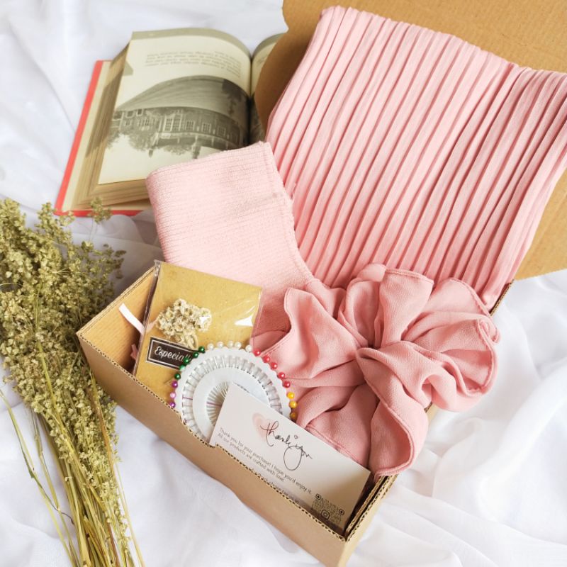 Hadiah kado gift jilbab plisket premium / Hampers kado cewek / kado ...