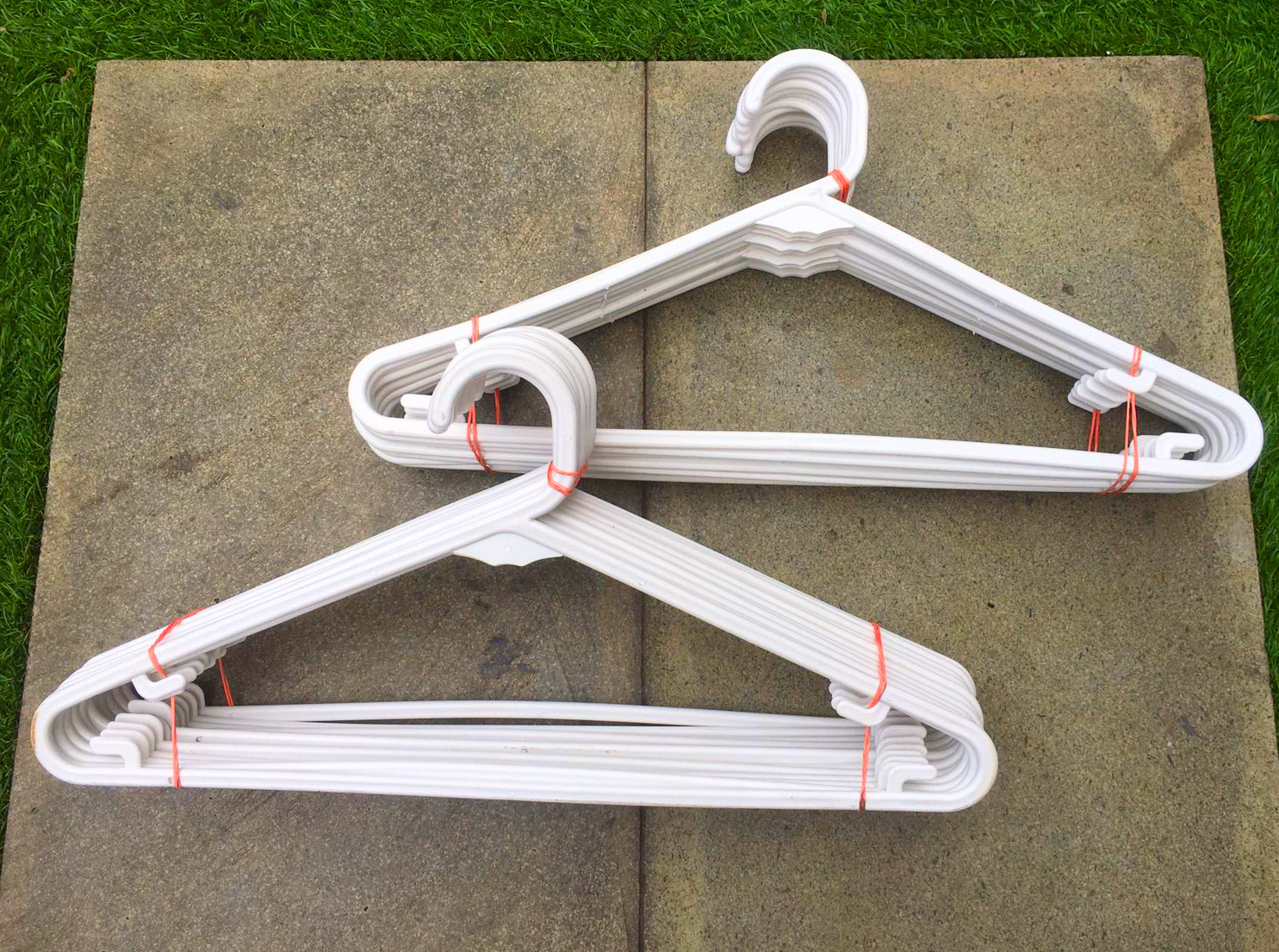 Hanger Warna / Hanger Putih / Gantungan baju Plastik Putih isi 12 PCS ...