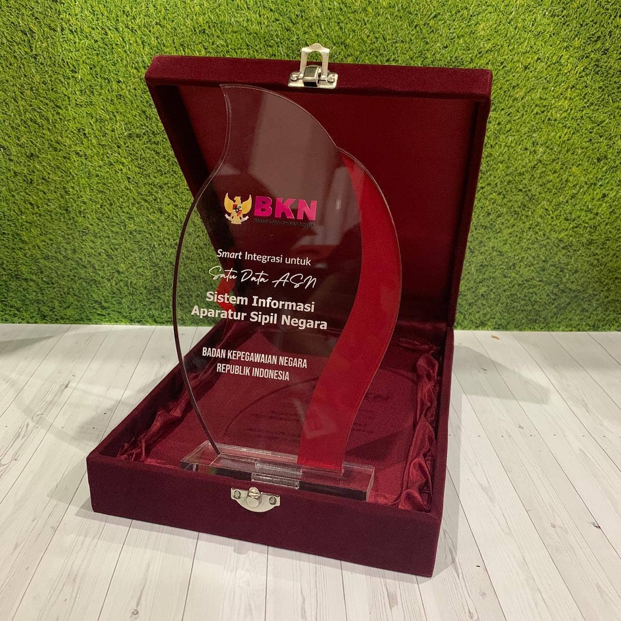 PLAKAT + BOX, PLAKAT, PIAGAM PENGHARGAAN, PLAKAT AKRILIK, KADO WISUDA, TROPHY, PLAKAT WEDDING ...