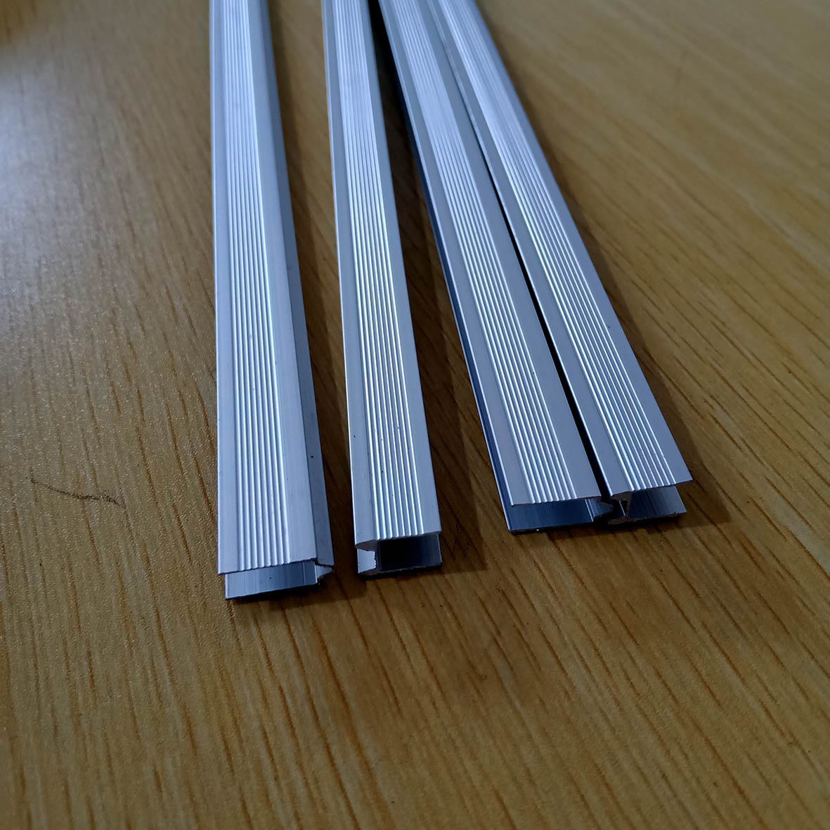 LIST ALUMUNIUM M&U KECIL List alumunium kecil 50 cm LIST HARDCASE LIST ...