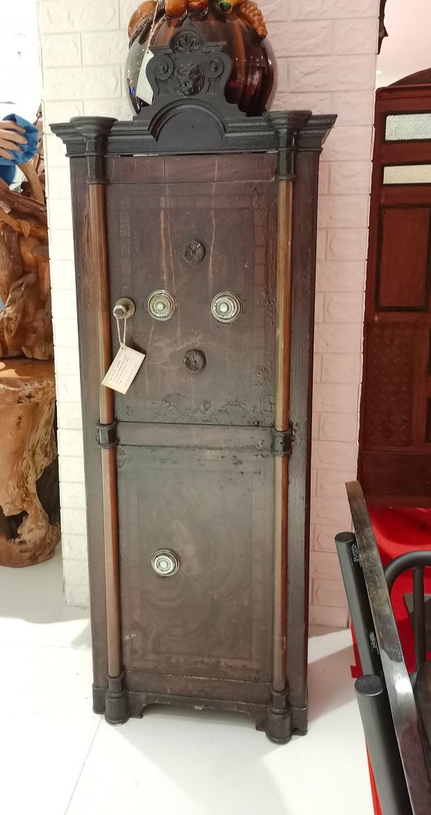 Brangkas Besi Antik Lemari Brankas Besi Kuno Brangkas Kuno Vintage Safe ...