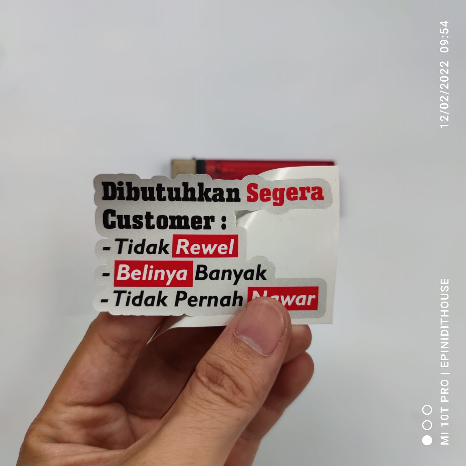 Stiker Dibutuhkan Customer Humor Lucu Viral Nyentrik Meme Motor Helm ...