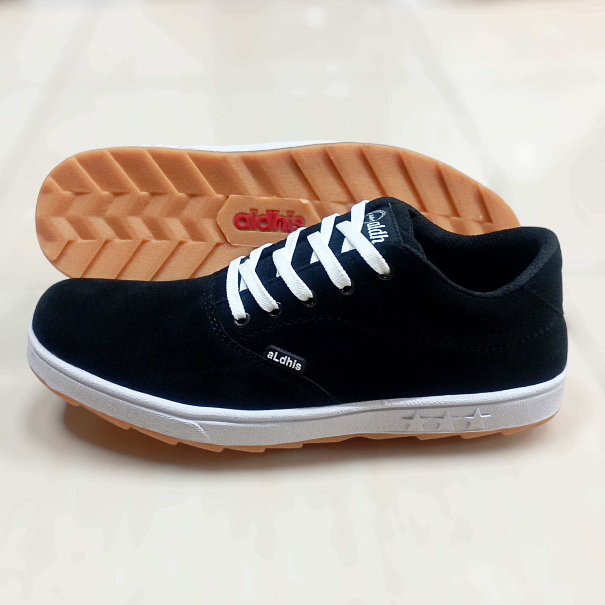 Sepatu Kets Pria Keren Hitam Sneakers Kekinian Laki Laki Dewasa Terbaru ...