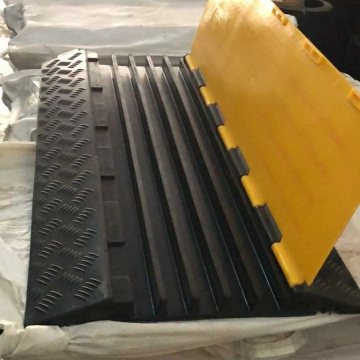 SPEEDHUMP CABLE / KABEL PROTECTION 5 LINE Rubber Speed Hump ...